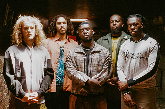 エズラ・コレクティヴ、9月27日今月発売の新作より、 ゲストをフィーチャーしたサード・シングル「Streets Is Calling」リリース ...