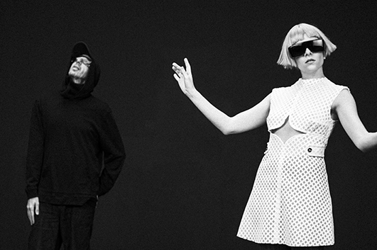 ケミカル・ブラザーズ × AURORAによる新ユニット、TOMORA始動。デビュー・シングル「Ring The Alarm」リリース ...